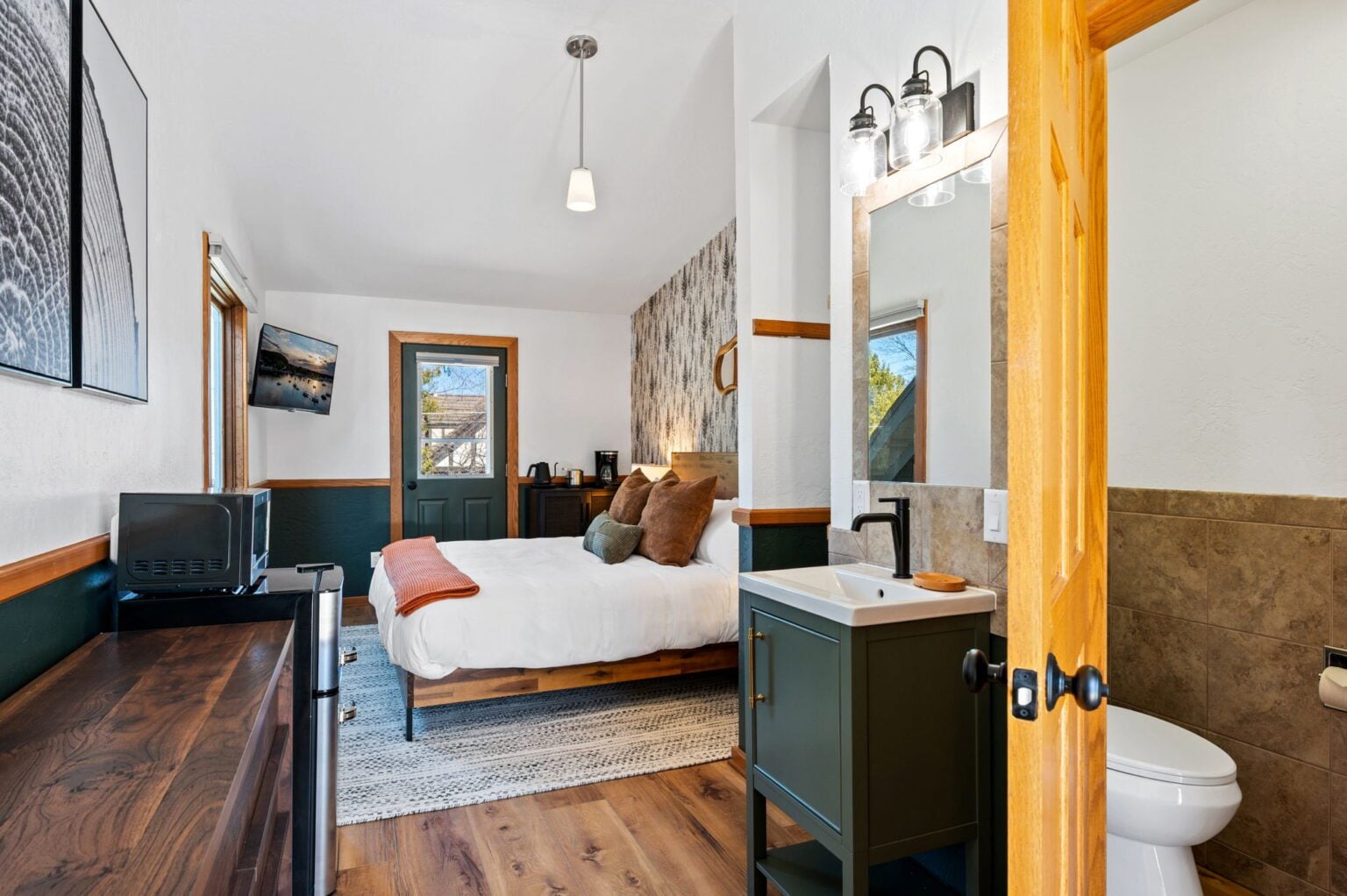Spruce & Shore Motel: 24 Stunning Modern & Historic Rooms